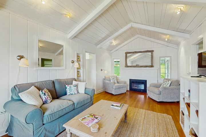 2 Br Waterfront Home On Bainbridge Island - Bainbridge Island, WA