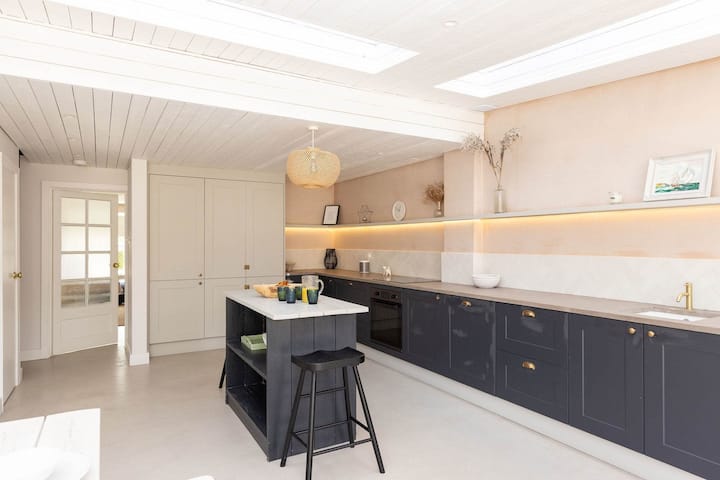 Chic Coastal Retreat - 15-min Stroll To Beach - West Wittering