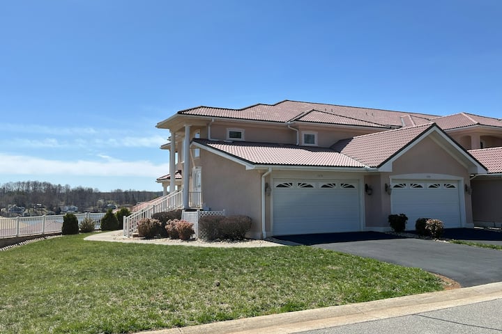 Spacious Lakefront Townhouse W/shared Pool - Smith Mountain Lake, VA
