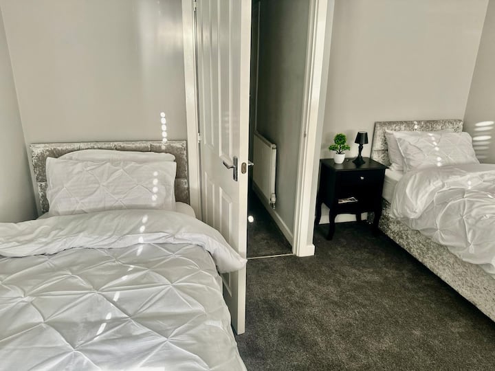 Luxurious Wolverhampton Retreat With 4 Bedrooms - Wolverhampton