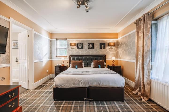 Elegant Hideaway With Indoor Pool & Spa Facility - Ipswich