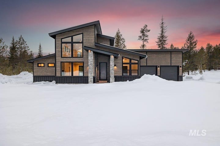Modern & Stylish Home On The Outskirts Of Donnelly - Donnelly, ID