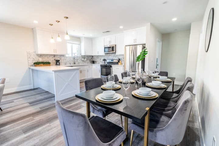 Noho 4br Townhouse Designer Chic W/ Parking - Burbank