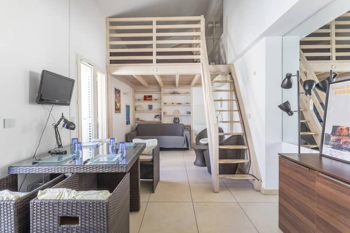 Appartement En Mezzanine Sur La Place D'armes A 10 - Île de Porquerolles