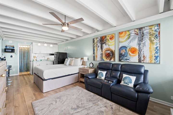 Beachfront Studio, Sleeps 2, Pool - Panama City Beach, FL