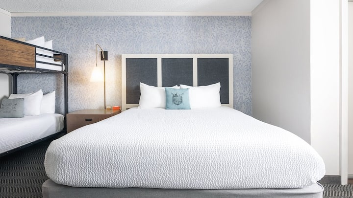 King + Twin Bunks Room At Gravity Haus Steamboat - Steamboat Springs