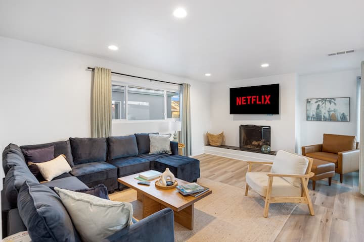 Bright Beachside Stay + Patio, Walk To Newport Fun - Newport Beach, CA