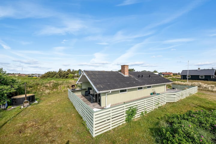 Cozy Holiday Home With A Large Enclosed Terrace. - Hvide Sande