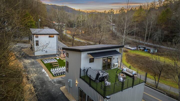Brand New, Rooftop Hot Tub, Firepit, Free Tickets - Gatlinburg, TN