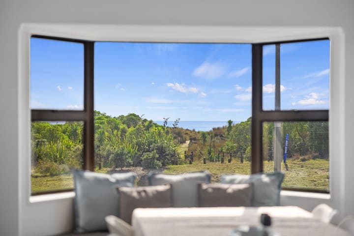 Sandbanks - Papamoa Beachfront Holiday Home - Papamoa