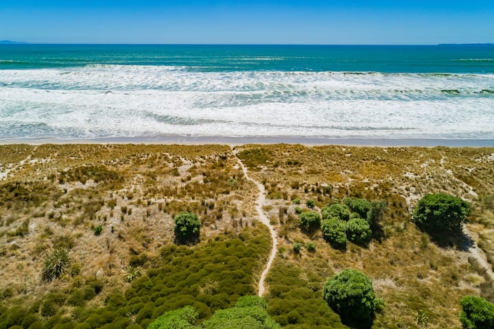 Sandbanks - Papamoa Beachfront Holiday Home - Papamoa