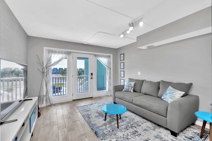 Adorable 1 Bedroom Cottage Just Steps To The Gulf! - Navarre, FL