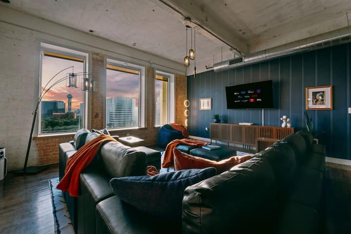 Luxury Downtown Dallas Retreat |Parking, Pool, Gym - Dallas, TX