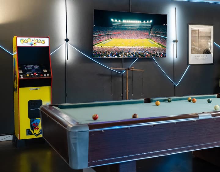 Detached Game Room + Backyard Fun - Bryan, TX