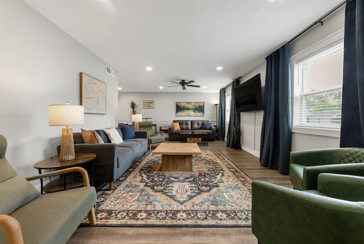 Holiday Fun! 2 King Suites, Putt-putt, Games - Bryan, TX