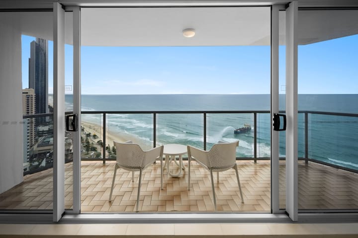 Skyline Serenity: Beachfront Luxury On 31st Floor - Surfers Paradise