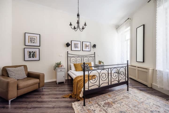 Chic 2br Gem In The 5th - Walk To Danube & Váci St - Budapest
