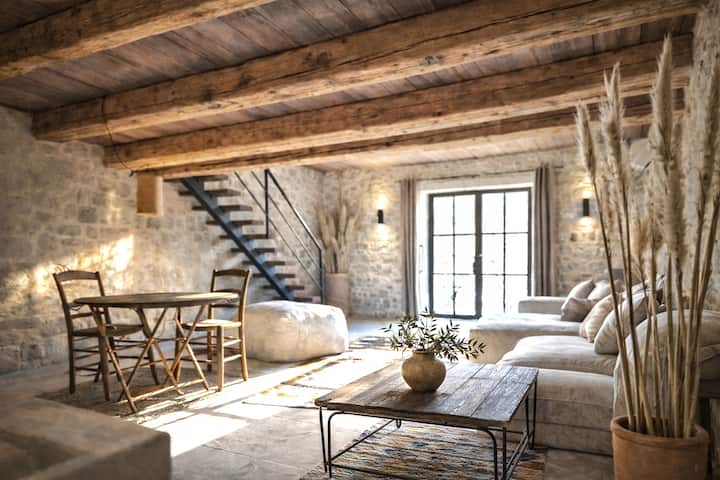 Moulin Des Bergères, Poésie De Pierre Et Lumière - Mouriès