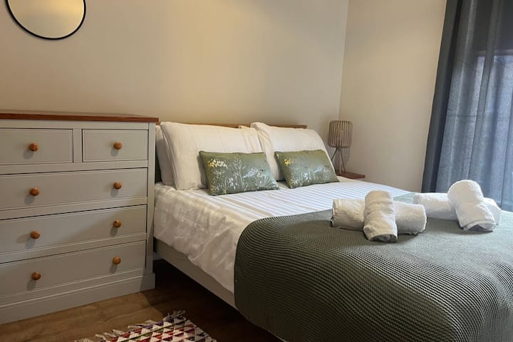 Apt Sleeps 5 Near Key Attractions - Belfast