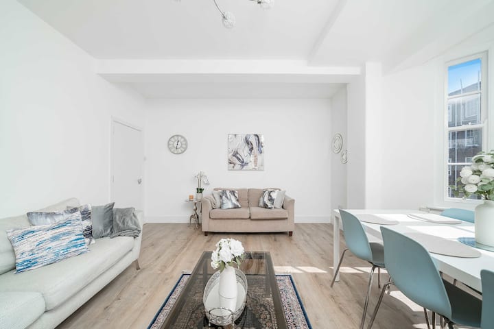 Queensway Val, Hyde Park - London