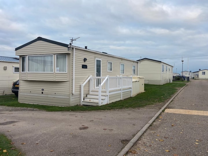 Caravan With Decking At Suffolk Sands Ref 45054c - Felixstowe