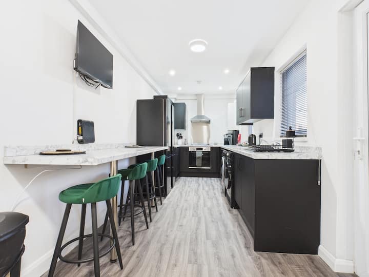 Montrose, 6 Bedroom Modern House - Darlington