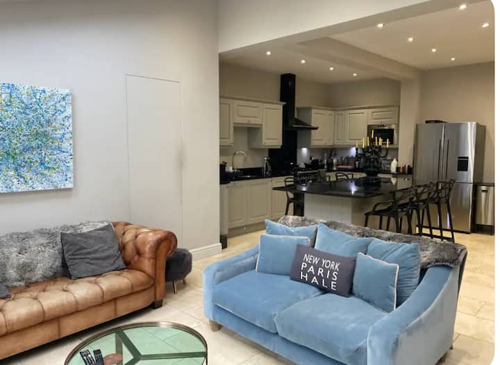 Luxury Central Hale Living - Knutsford