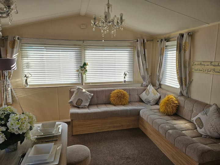 3 Bed Caravan - Sleeps 6 - Pets - Parking - Wifi - Anderby Creek