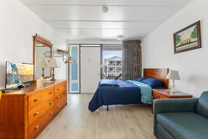 Wildwood Studio Condo With A Pool - Wildwood, NJ