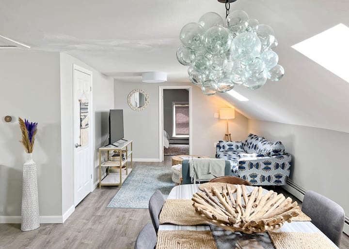 Historic Apartments In Center, Warren - Sleep 8! - Bristol, RI