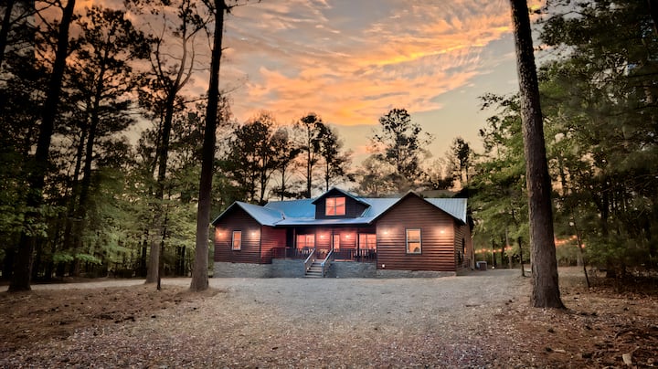 Wooded Cabin 4bd/4bath Sleeps 12. Great Location! - Hochatown, OK
