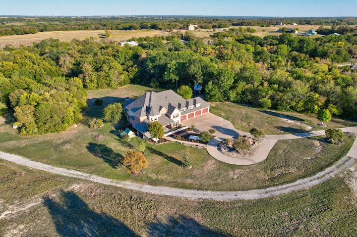 Mckinney Grand Manor Retreat With Pool - McKinney, TX