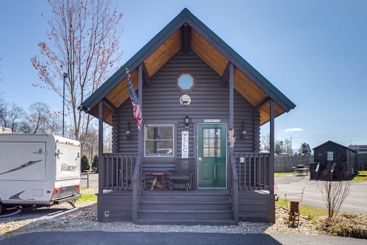 Fire Pit + Pool Access: Cozy Cabin In Sevierville! - Sevierville, TN