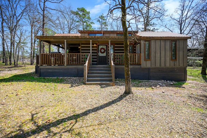 Tiny Home Near Casino W/ Hot Tub & Fireplace - Broken Bow, OK