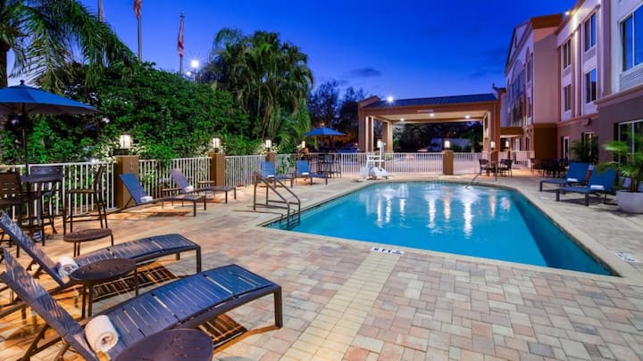 Near Venice Beach & Downtown Charm| Free Breakfast - Venice, FL