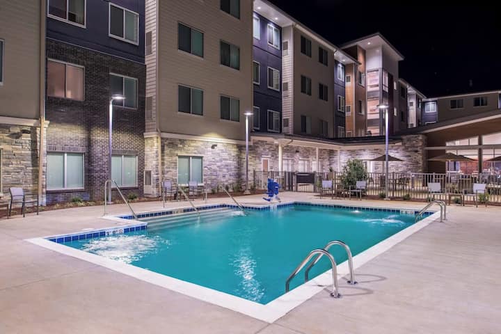 Near Charlotte Airport | Free Breakfast. Pool. Gym - Lake Wylie, SC