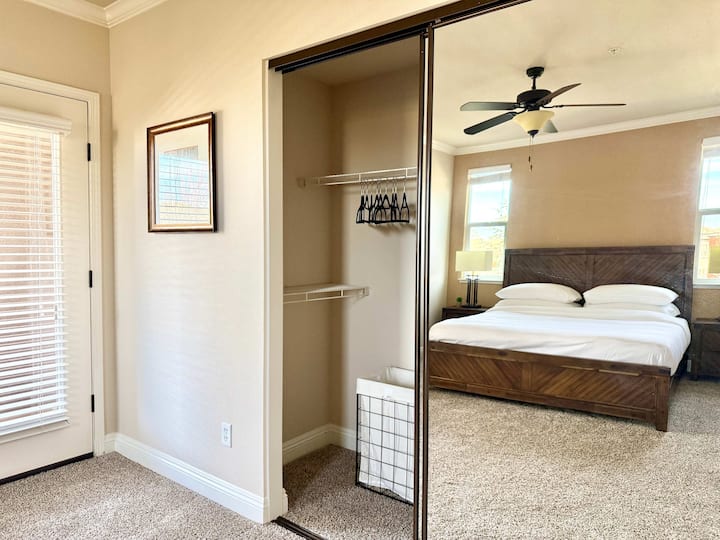 New Chic 2br Stay | Heated Pool, Gym & Mini Golf - Reno