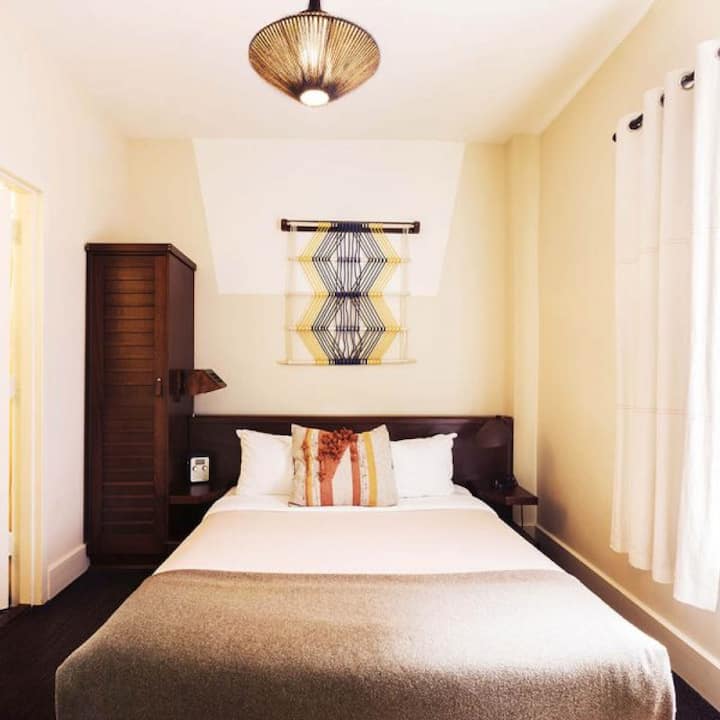 Quintessential Home Away From Home Feeling - Cabrini-Green - Chicago