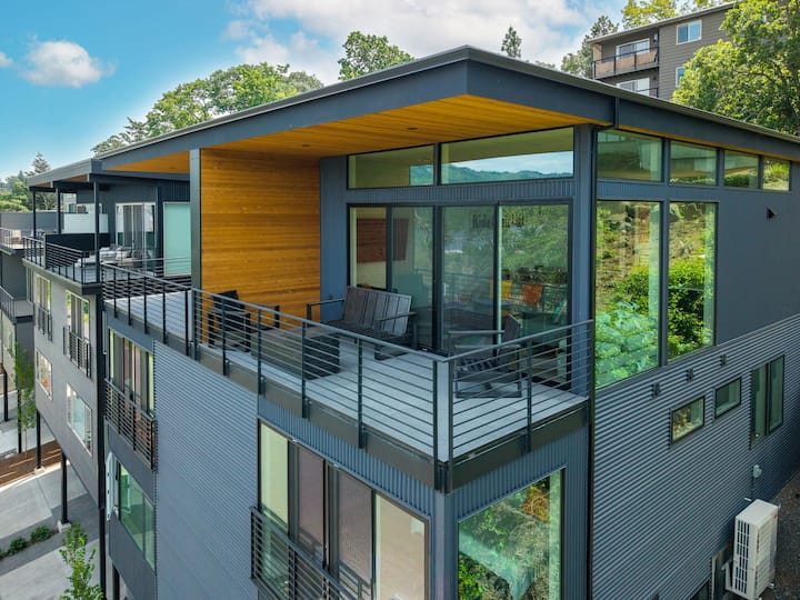 4 Bed, 3.5 Bath Amazing Views, W/an Elevator! - Hood River