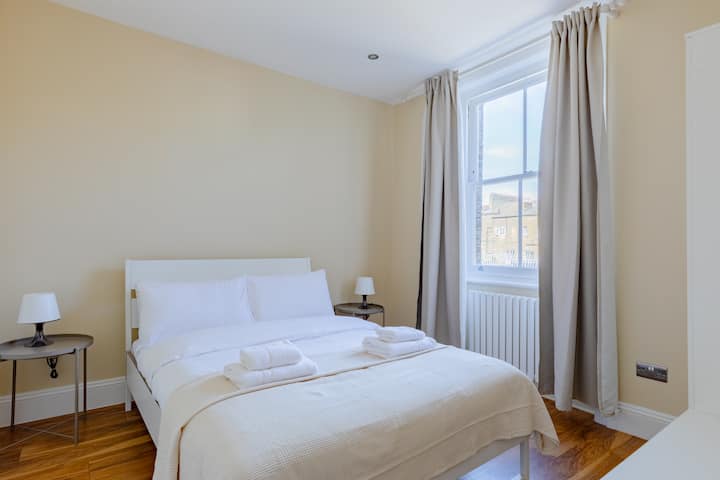 Newly Renovated 2bd Top Floor Flat, West Brompton - Central London