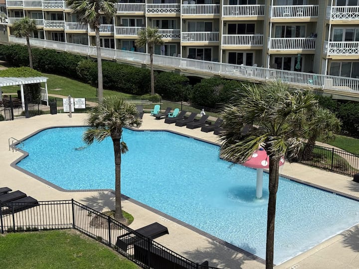 Beachfront Condo W/ Hot Tubs, 2 Pools, Gulf Views! - Galveston, TX