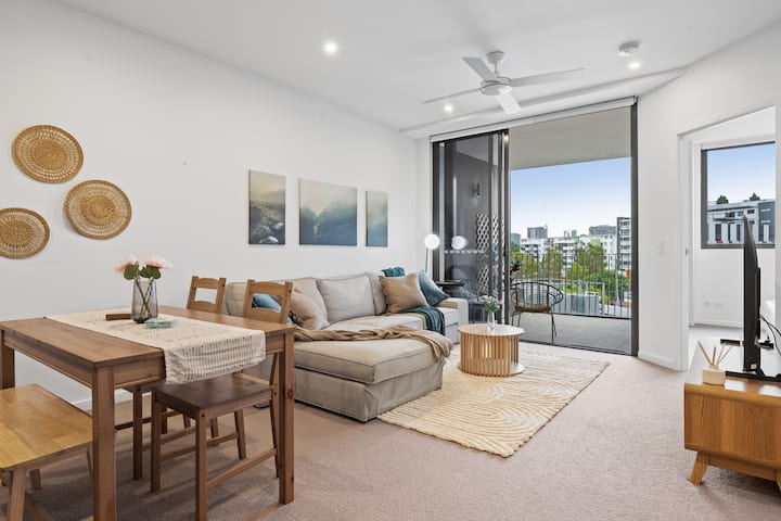 Spacious West End Apartment With Pool & Bbq Access - Brisbane