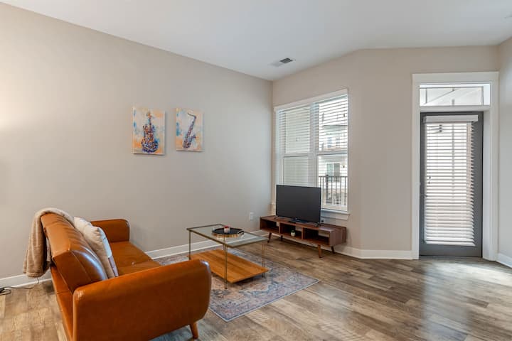 Cozysuites - Penrose On Mass W/ Pool & Parking #7 - インディアナポリス, IN