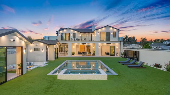 Resort-style Retreat W/ Pool, Spa & Theater - Calabasas, CA