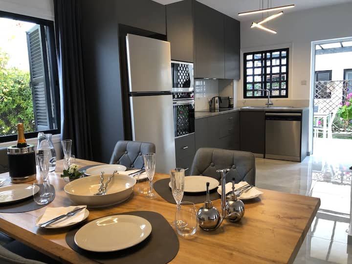 Luxurious 3-bed Villa, Modern Decor, Communal Pool - Paphos