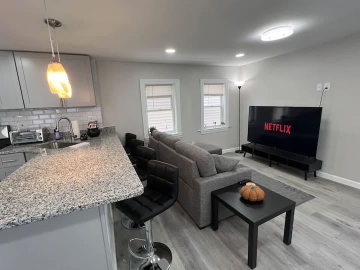 Central Salem Retreat 2bd W/ Parking - Water Park of New England, Danvers