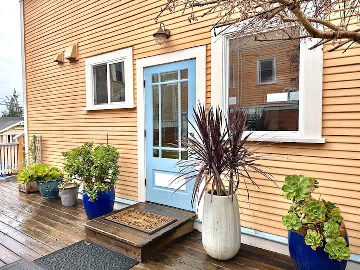 Historic Downtown Carriage House - Arcata, CA