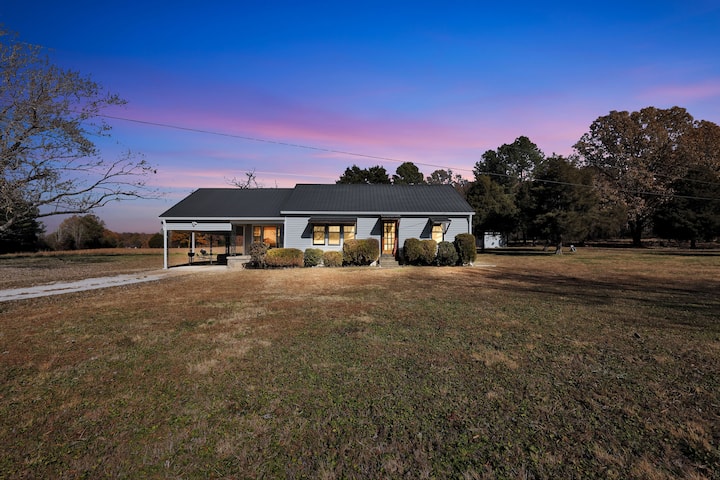 Cozy Country Retreat | Hot Tub, Fire Pit & Guitars - Greenfield, TN