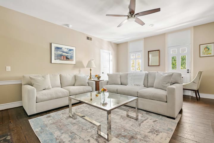 The Retreat | Downtown King 2bd W Porch + Parking - Charleston, SC
