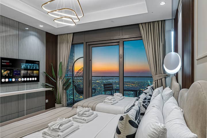 Glamorous Infinity Pool With Burj Khalifa Skyline - Dubai